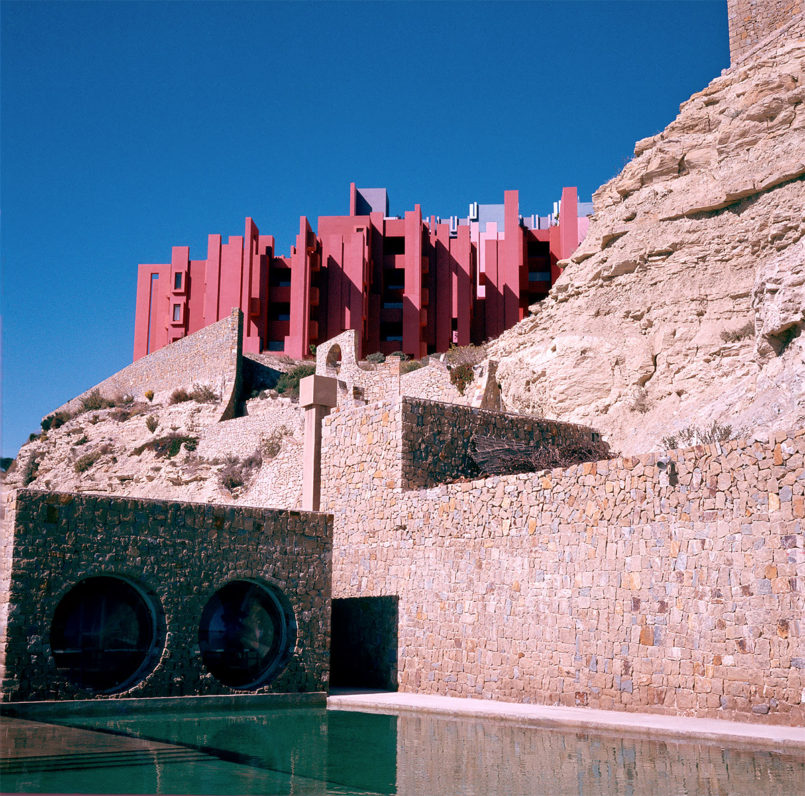 The Red Wall: Housing Project by Ricardo Bofill | Daily design ...