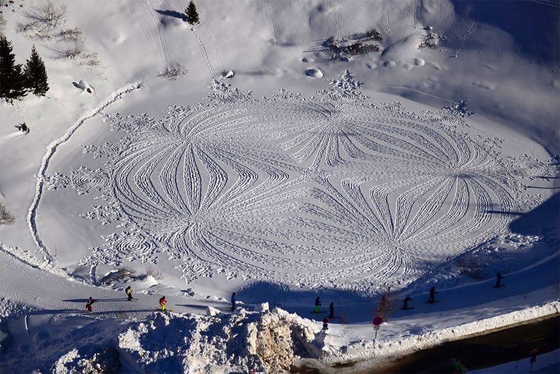 Large Scale Snow Artworks by Simon Beck | Daily design inspiration for ...
