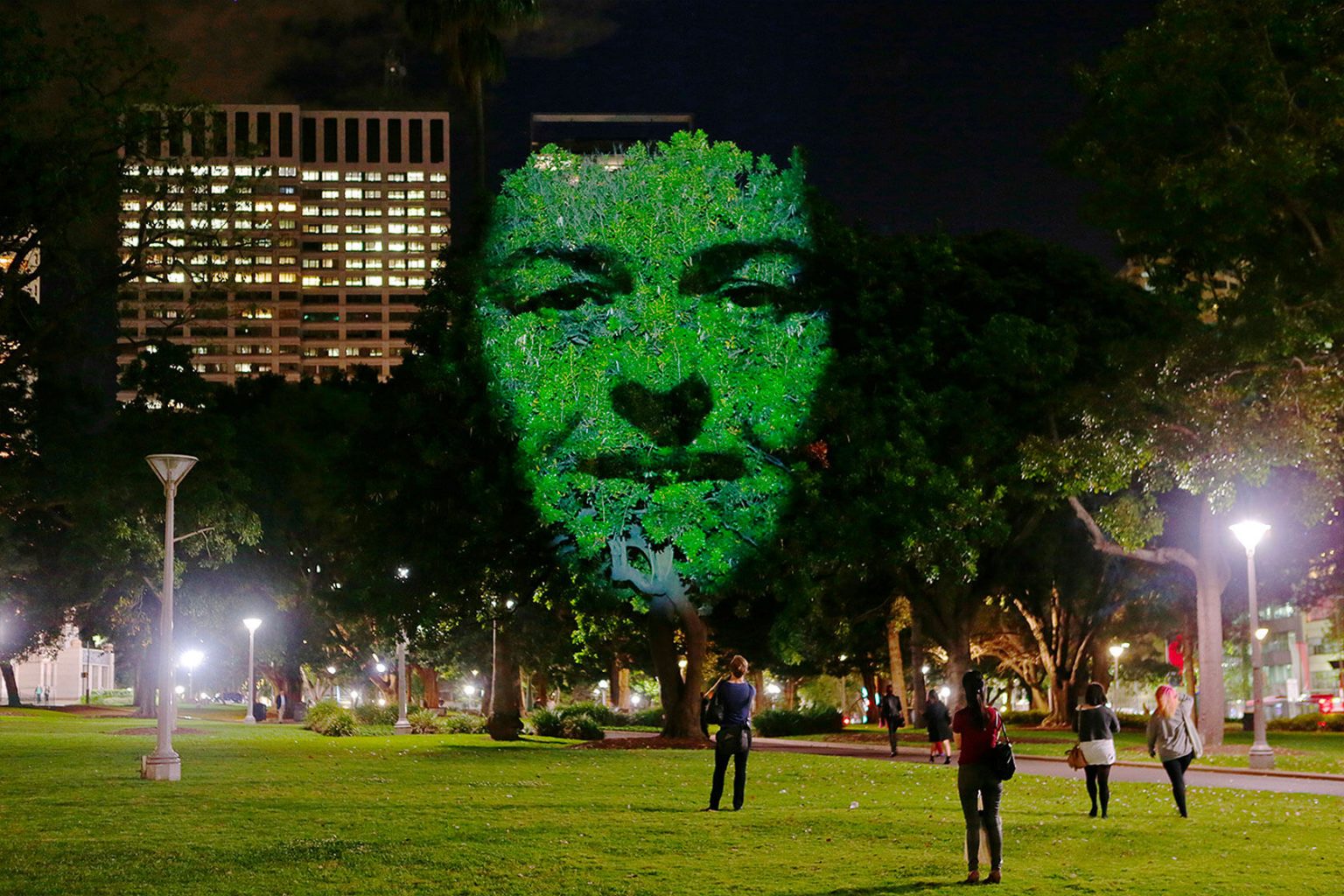 Monuments: Amazing Portrait Projections by Craig Walsh | Daily design ...