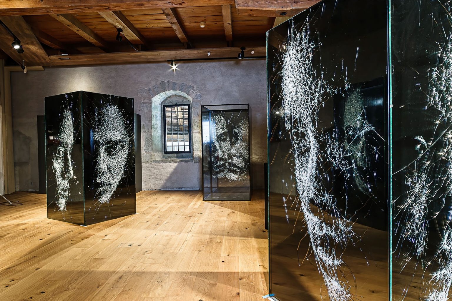 Shattering Expectations: Broken Glass Portraits by Simon Berger | Daily ...