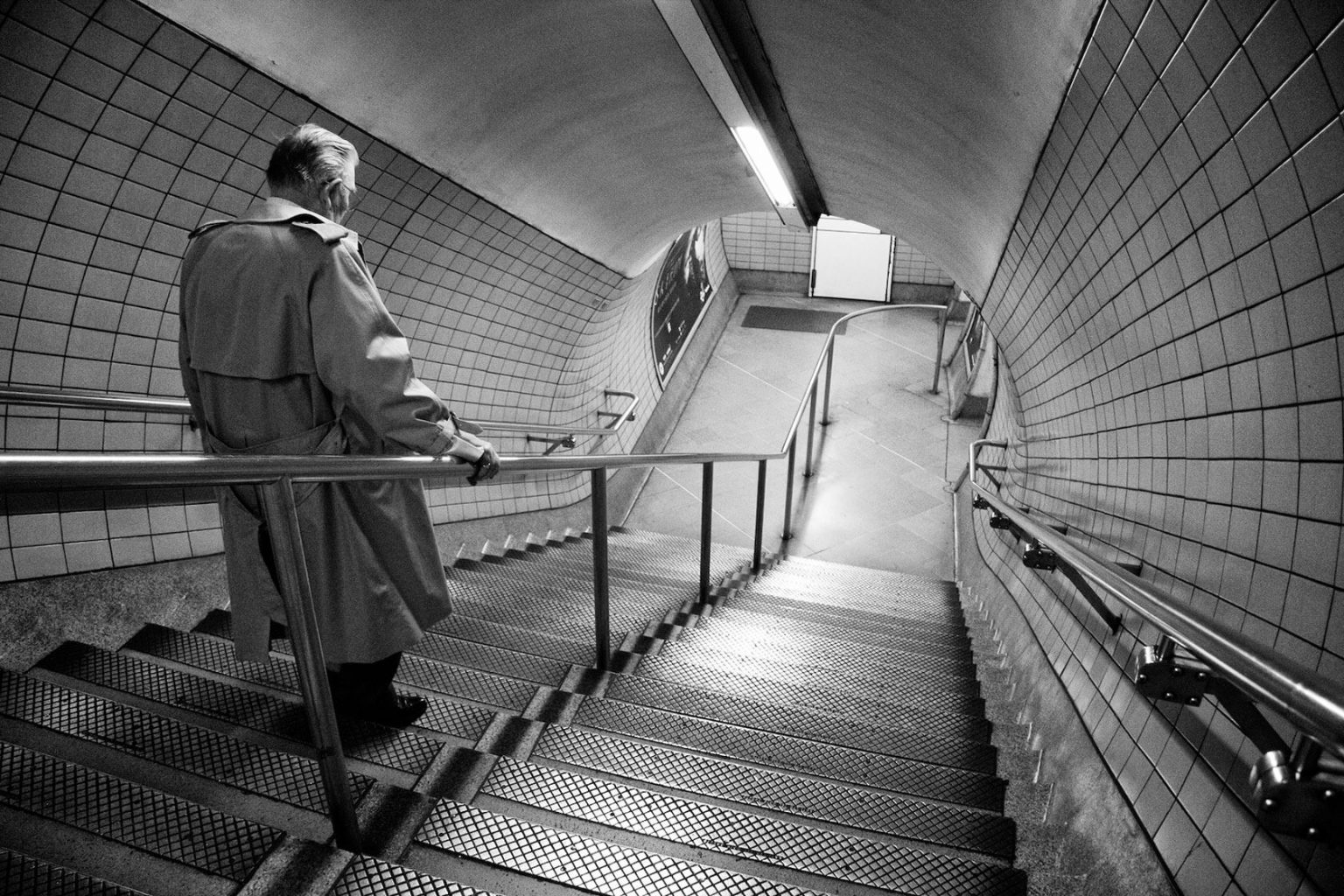 Monochrome Moments: Striking Street Photography by Linda Wisdom | Daily ...