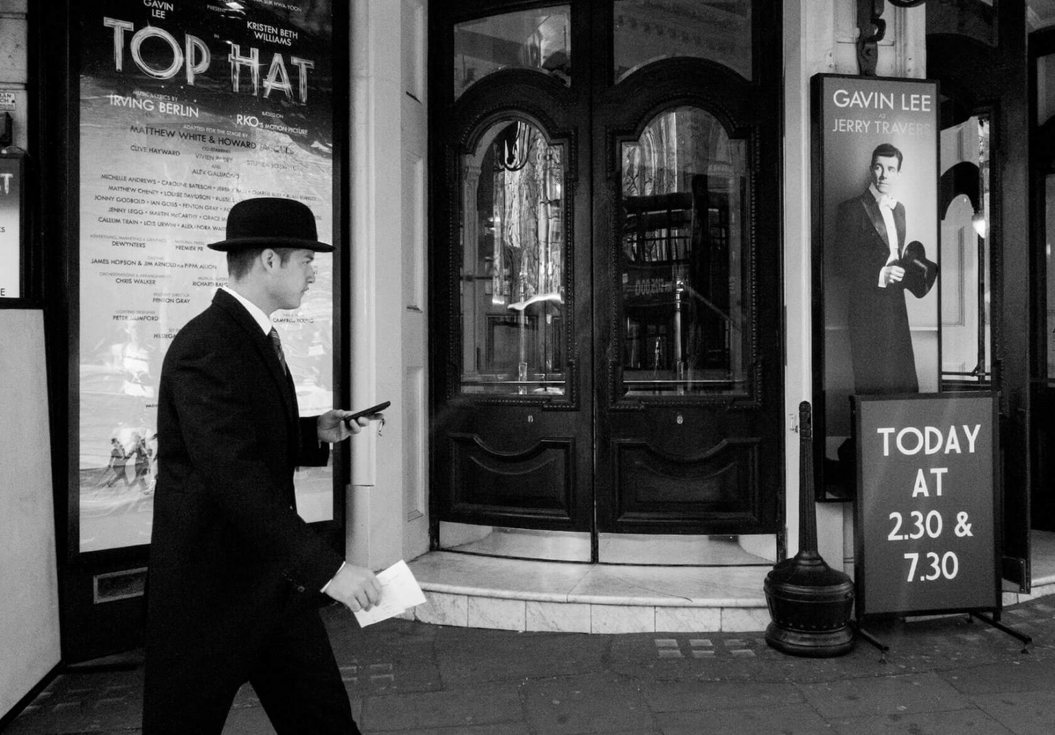 Monochrome Moments: Striking Street Photography by Linda Wisdom | Daily ...