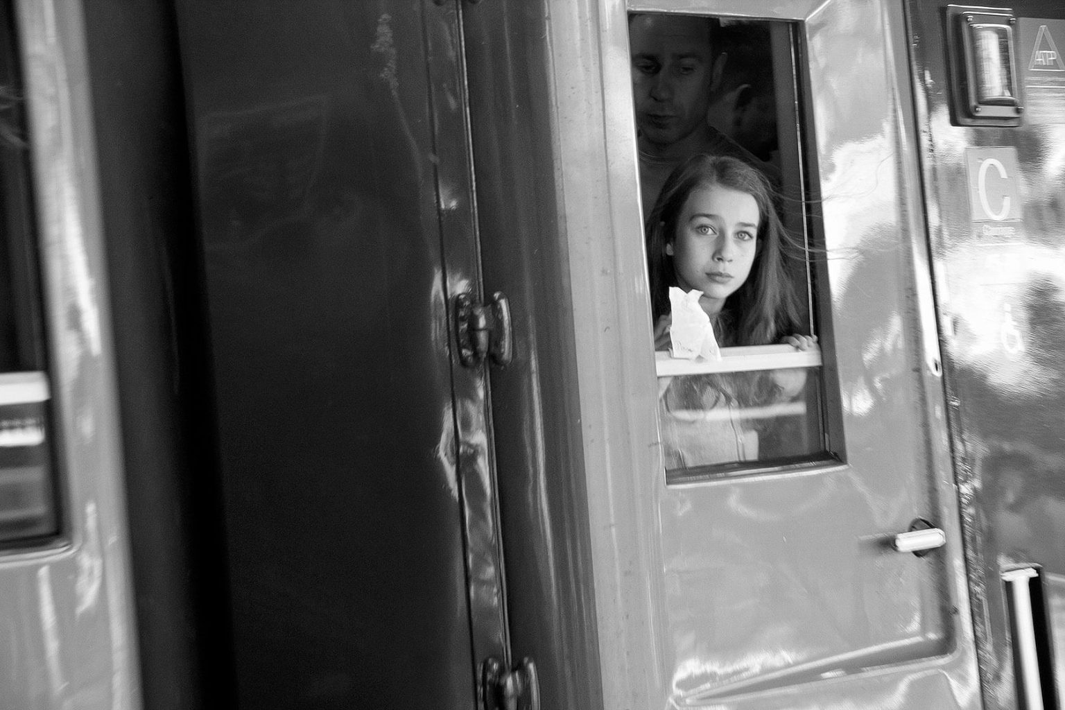 Monochrome Moments: Striking Street Photography by Linda Wisdom | Daily ...