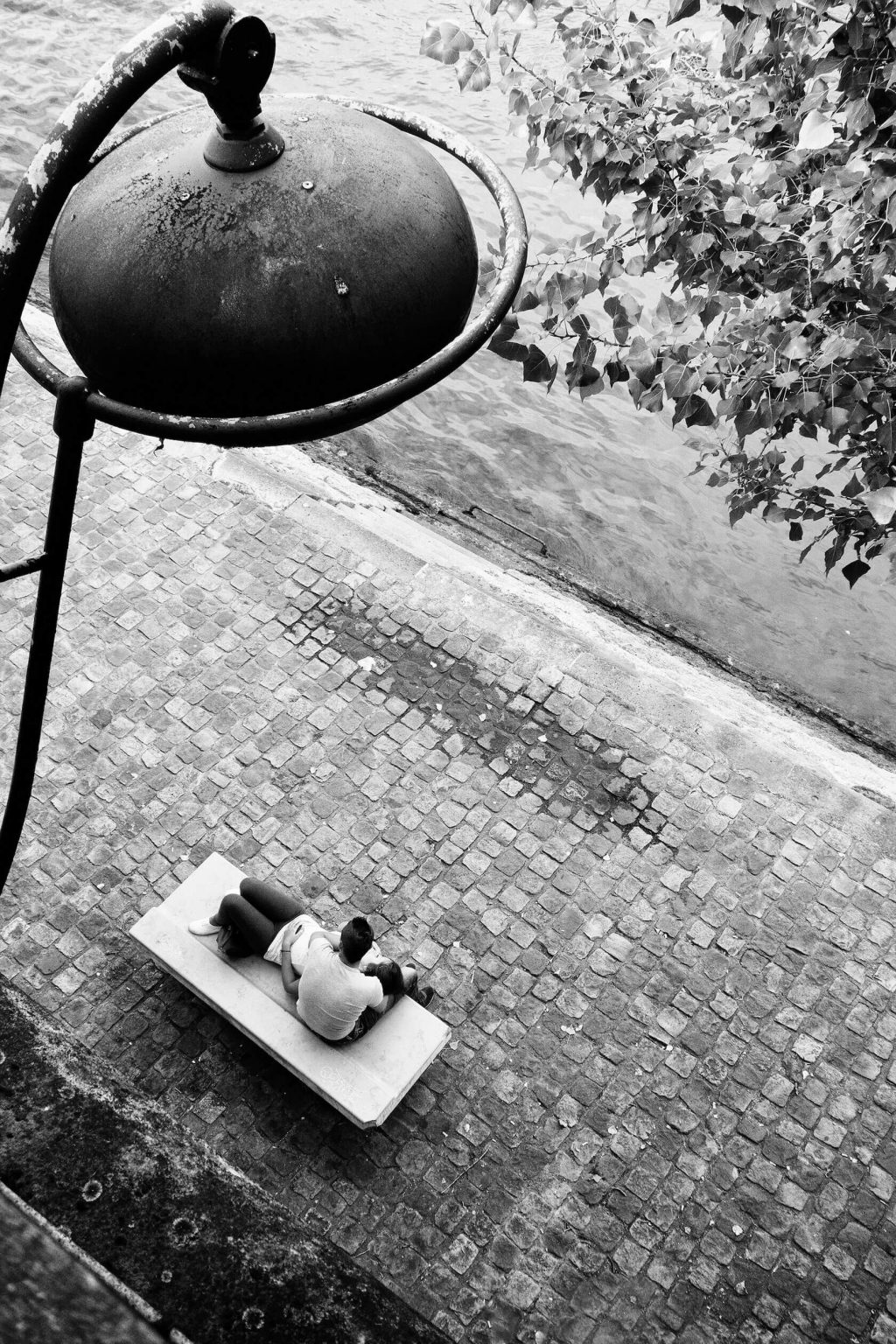 Monochrome Moments: Striking Street Photography by Linda Wisdom | Daily ...