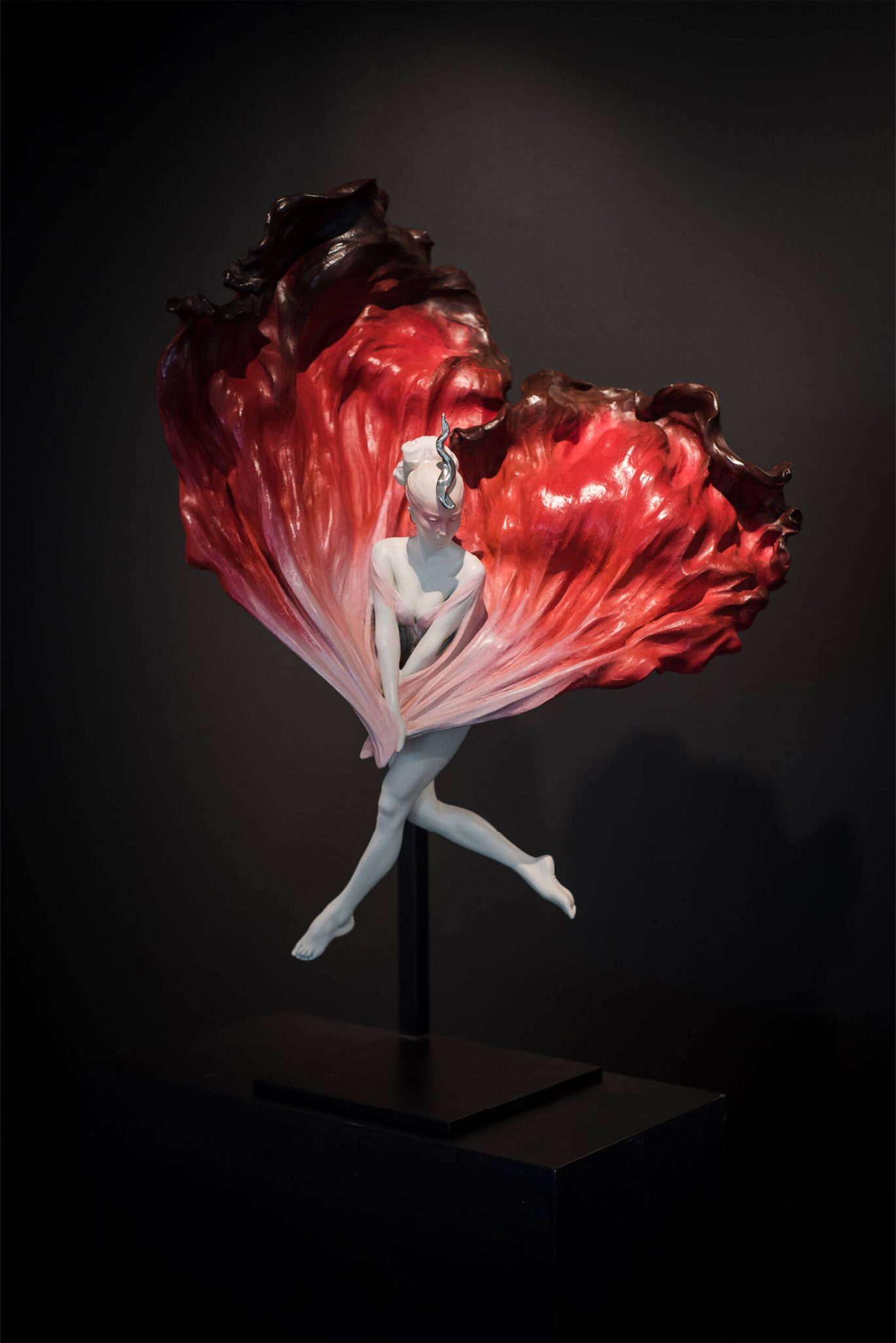 Body in Motion: Fluid Bronze Sculptures by Luo Li Rong | Daily design ...