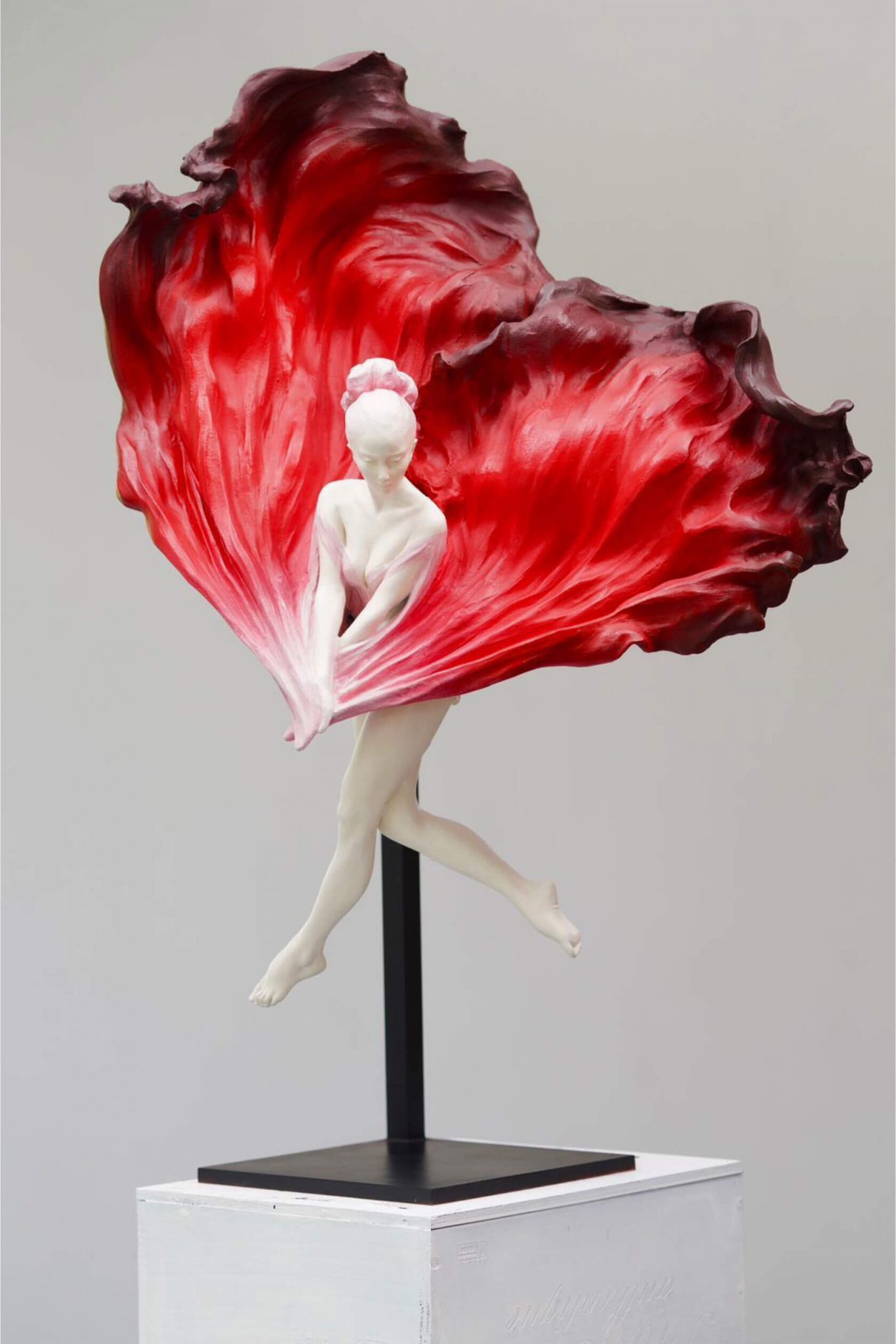 Body in Motion: Fluid Bronze Sculptures by Luo Li Rong | Daily design ...