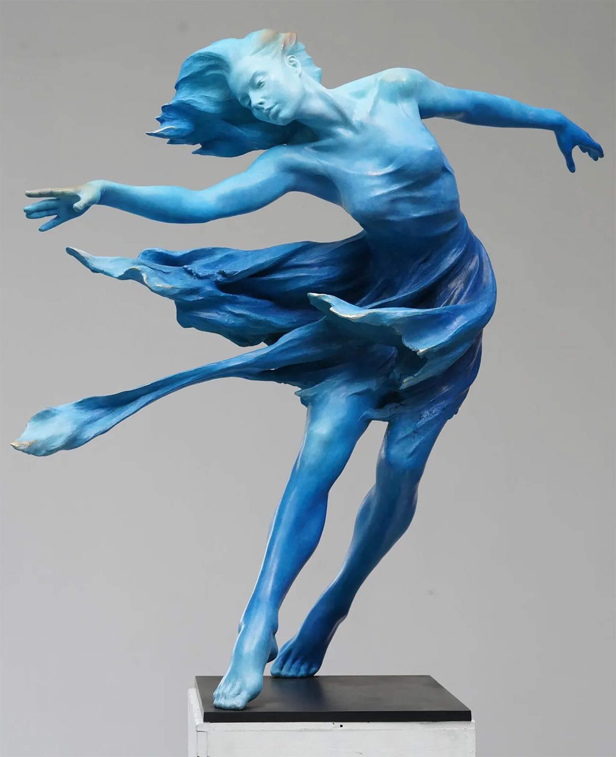 Body in Motion: Fluid Bronze Sculptures by Luo Li Rong | Daily design ...